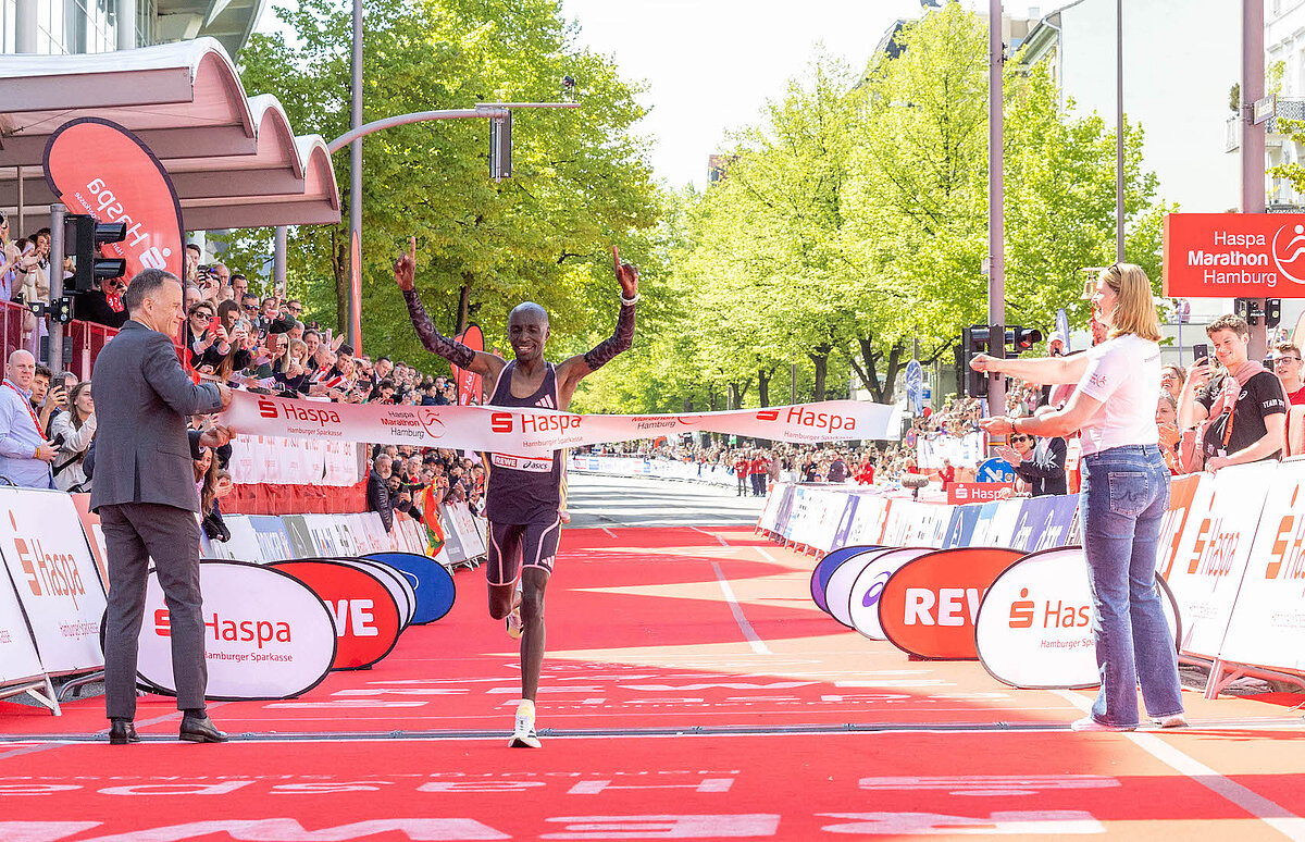 Titelverteidiger Bernard Koech und Debütantin Irine Cheptai siegen mit ...